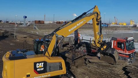 1000 køreplader gøres rene med Cat M318F gravemaskine - Zeppelin CAT DK