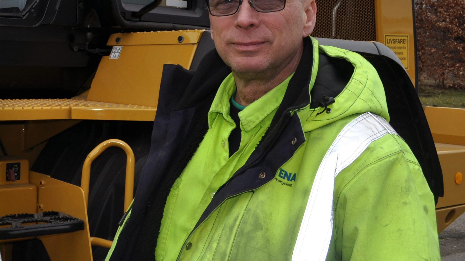 Cat 930M læsser 125 tons ugeblade om ugen med højtipsskovl direkte på ...