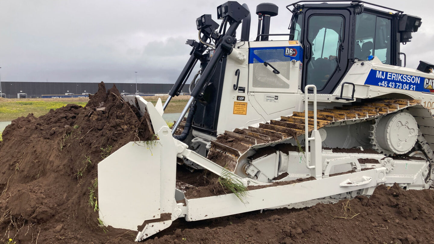 M. J. Eriksson køber Cat dozer nr. 100 - Zeppelin CAT DK