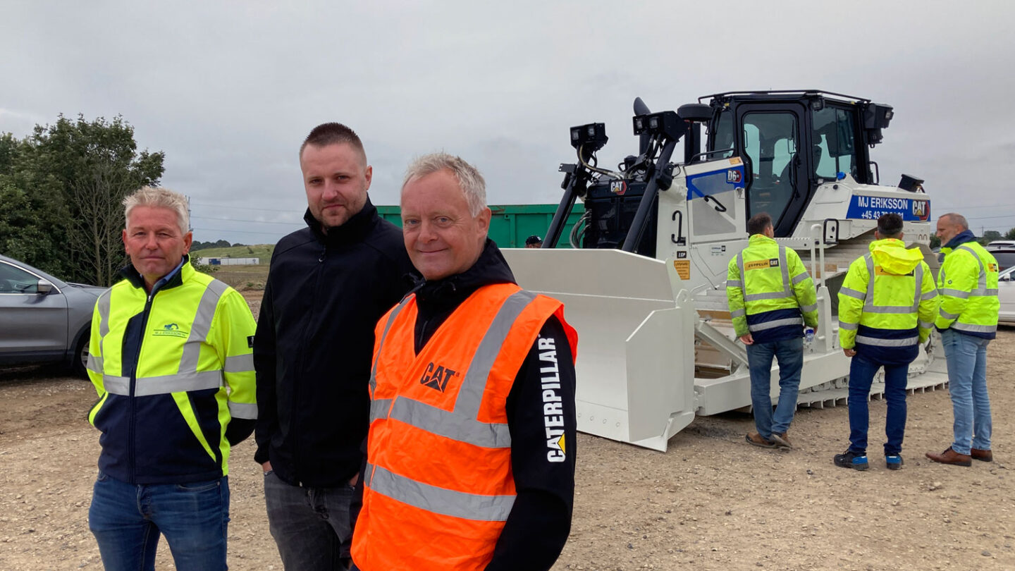 M. J. Eriksson køber Cat dozer nr. 100 - Zeppelin CAT DK